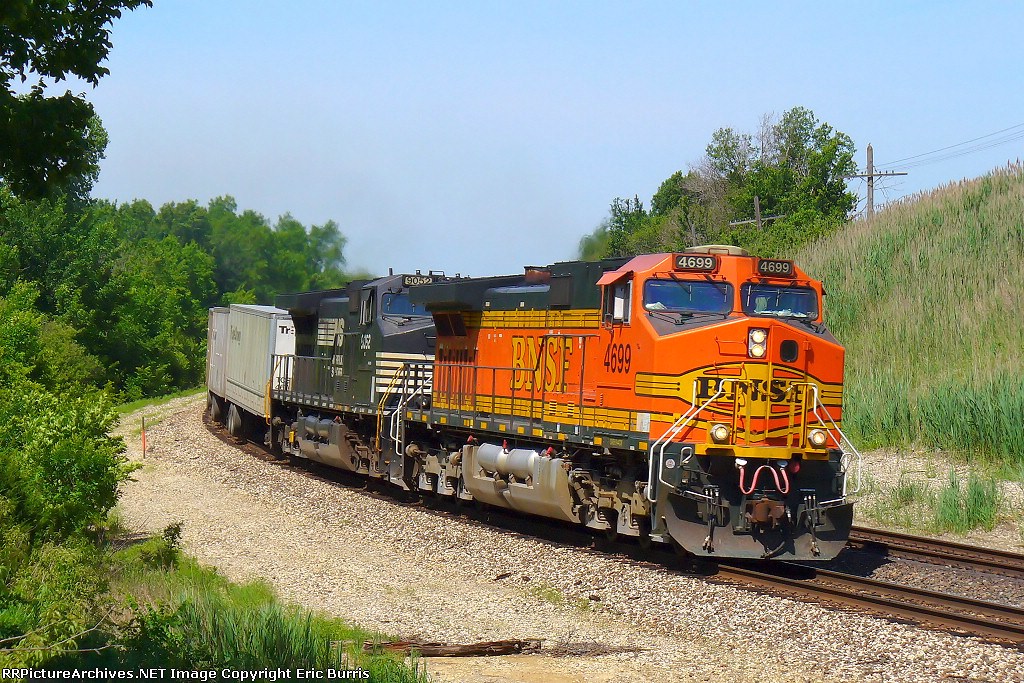 BNSF 4699 eastbound